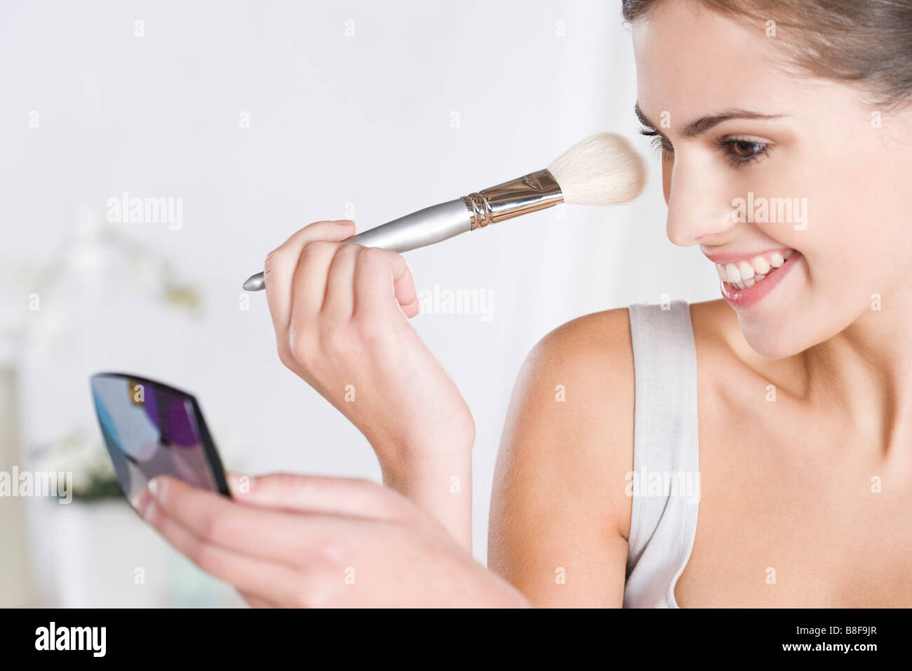 woman applying powder on her face Stock Photo - Alamy