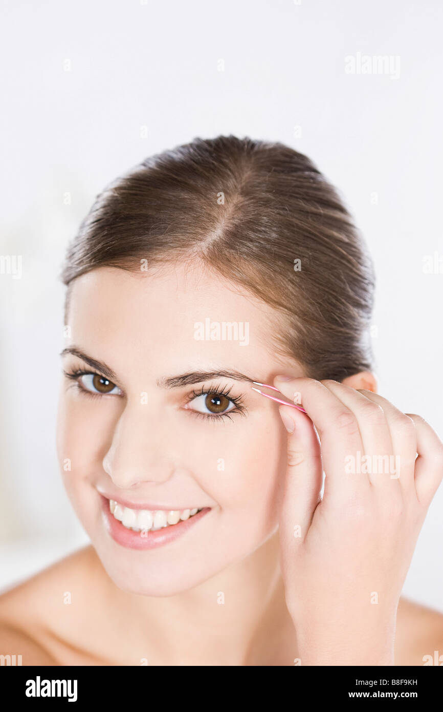 young woman removing eyebrows Stock Photo - Alamy