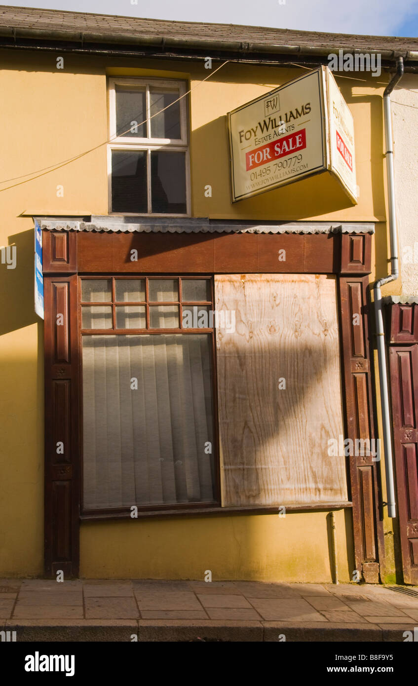 Boarded windows store hi-res stock photography and images - Alamy