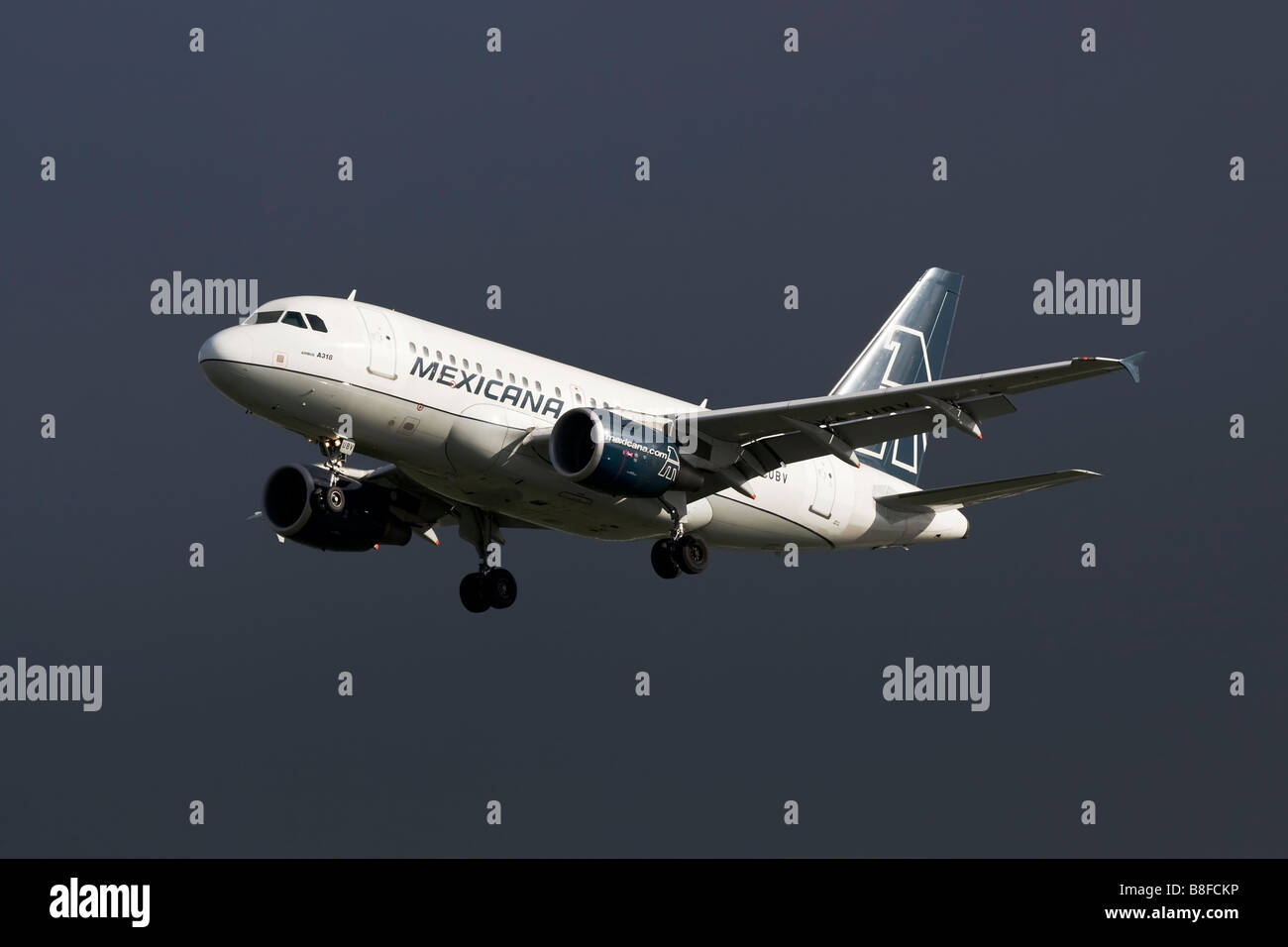 An Airbus A318 of the mexican airline Mexicana Stock Photo - Alamy
