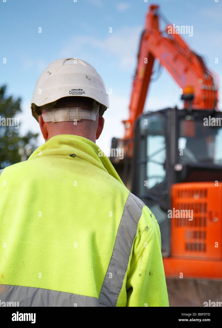 Construction worker in Hi vis jacket and hardhat Stock Photo - Alamy