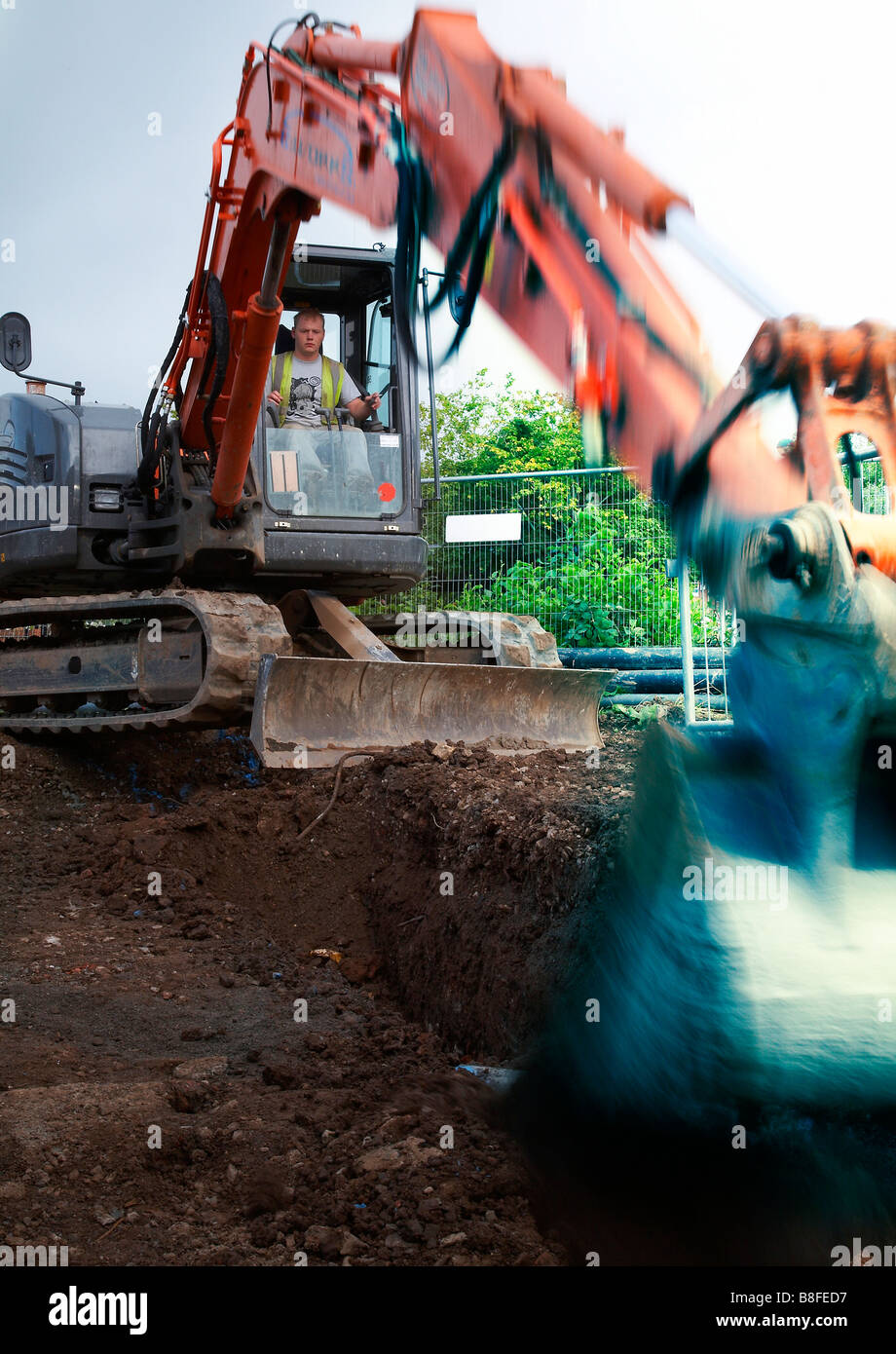 Jcb digging a trench Stock Photo - Alamy