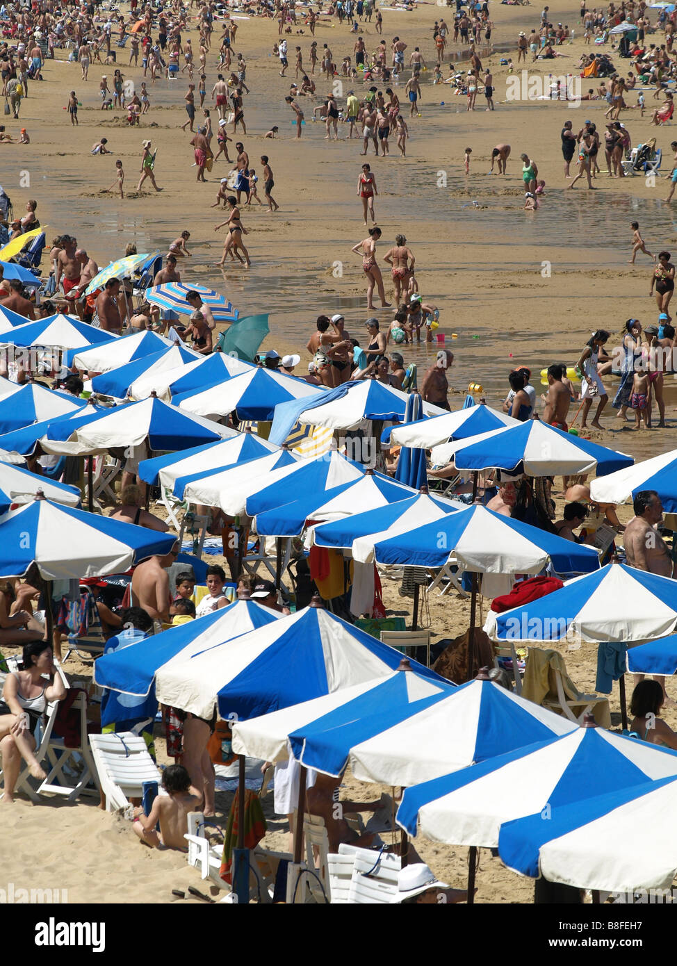Crowded beach in San Sebastian Spain Stock Photo - Alamy