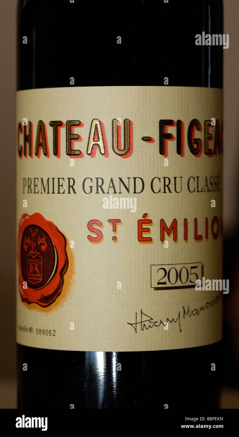 bottle of wine Grand Cru Classé en 1855 Stock Photo - Alamy