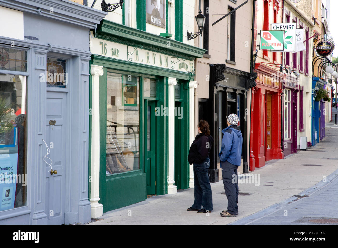 Shop fronts hi-res stock photography and images - Alamy