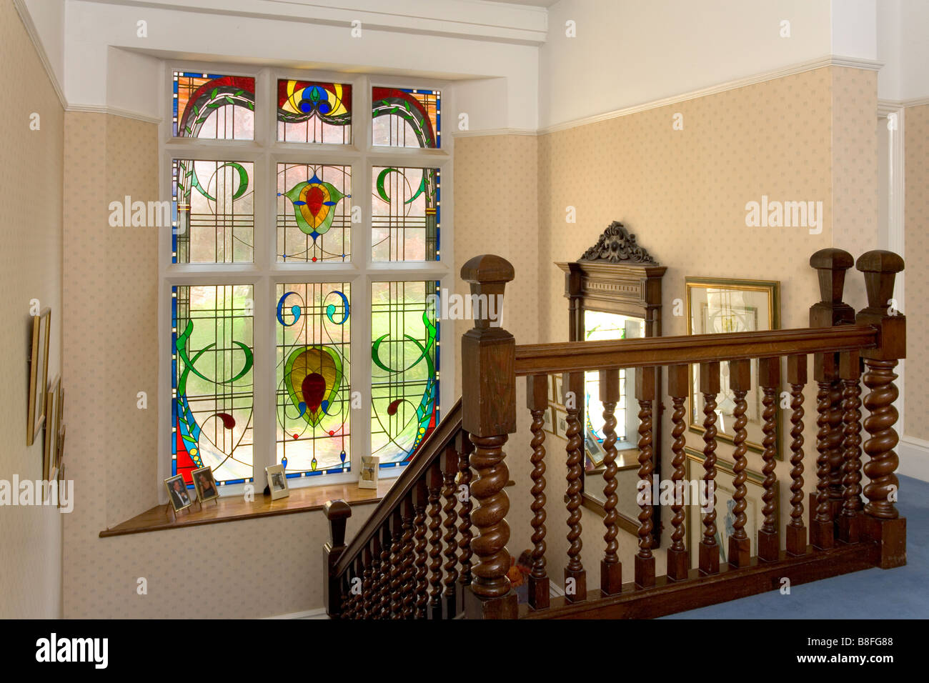 Staircase landing traditional house hi-res stock photography and images ...