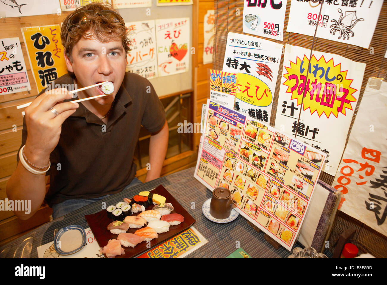 JAPAN TOKYO MAN EATING SUSHI RESTAURANT Stock Photo - Alamy