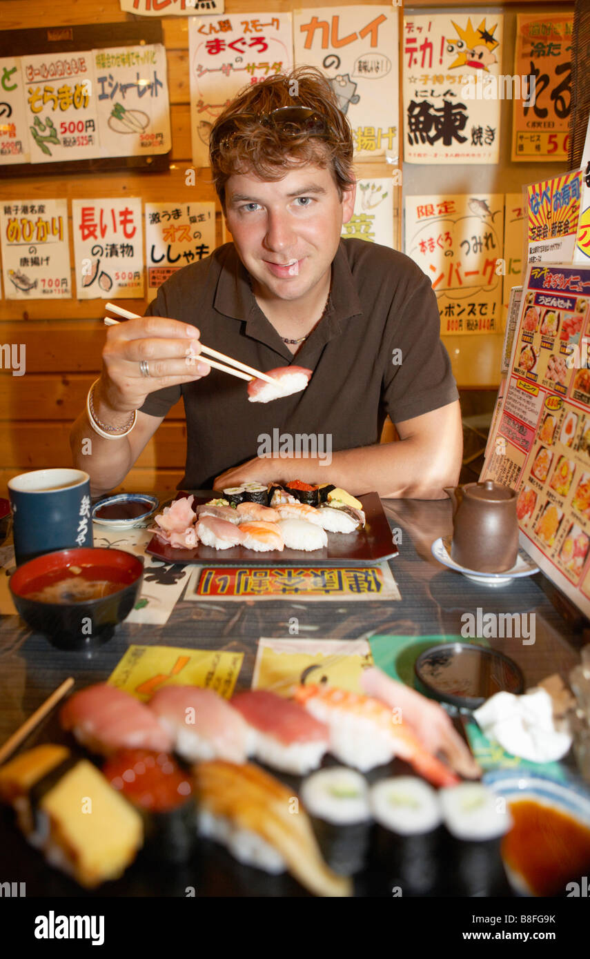 JAPAN TOKYO MAN IN SUSHI RESTAURANT Stock Photo - Alamy