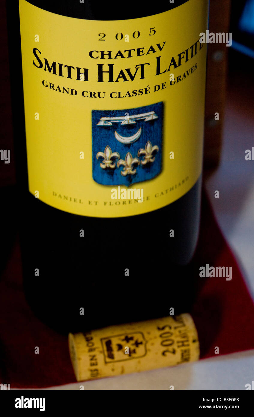 bottle of wine Grand Cru Classé de Graves Stock Photo - Alamy
