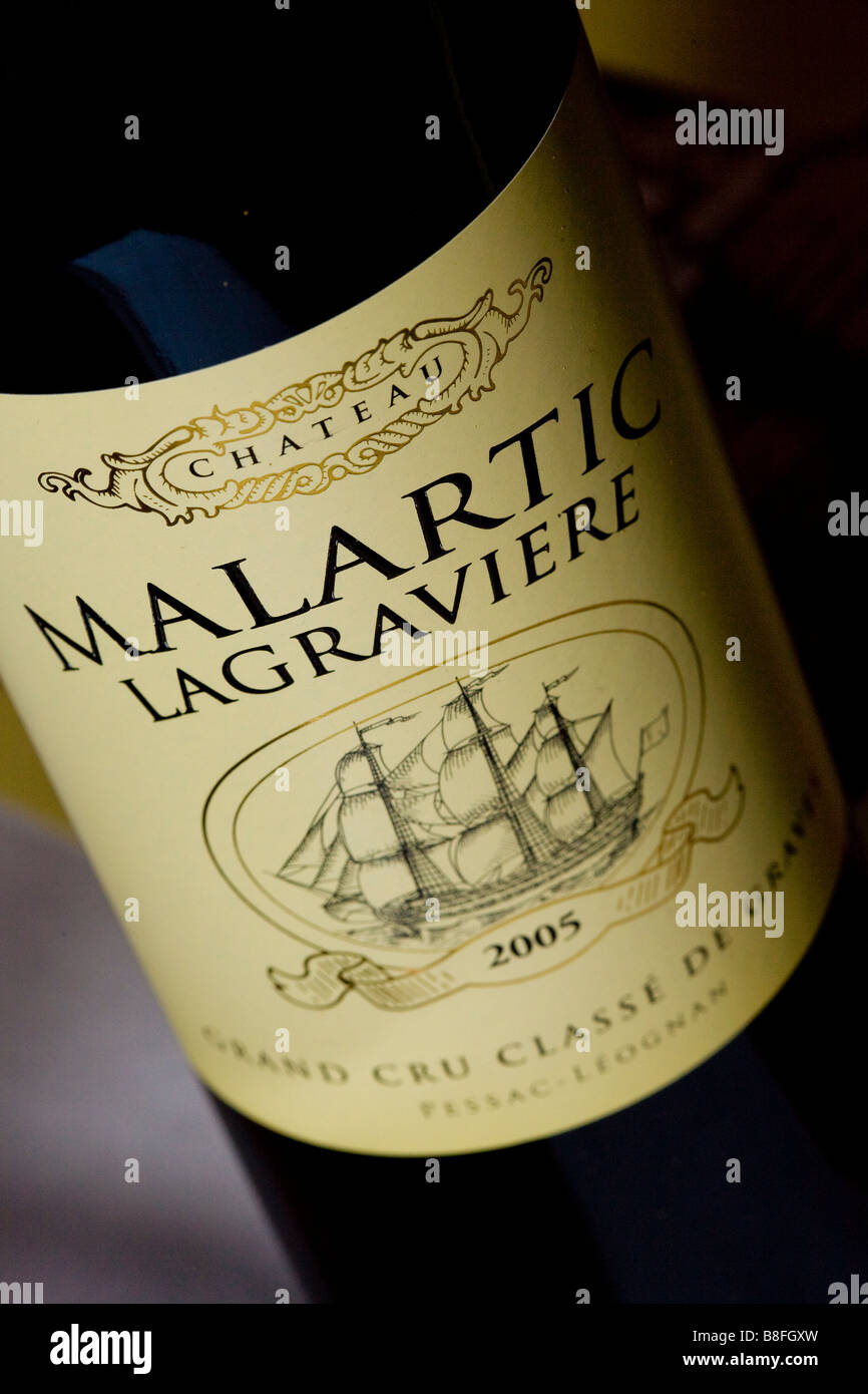 bottle of wine Grand Cru Classé de Graves Stock Photo - Alamy