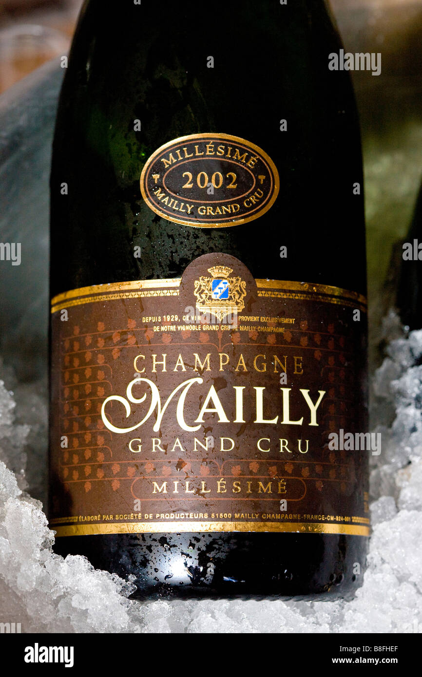 bottle of champagne Stock Photo - Alamy