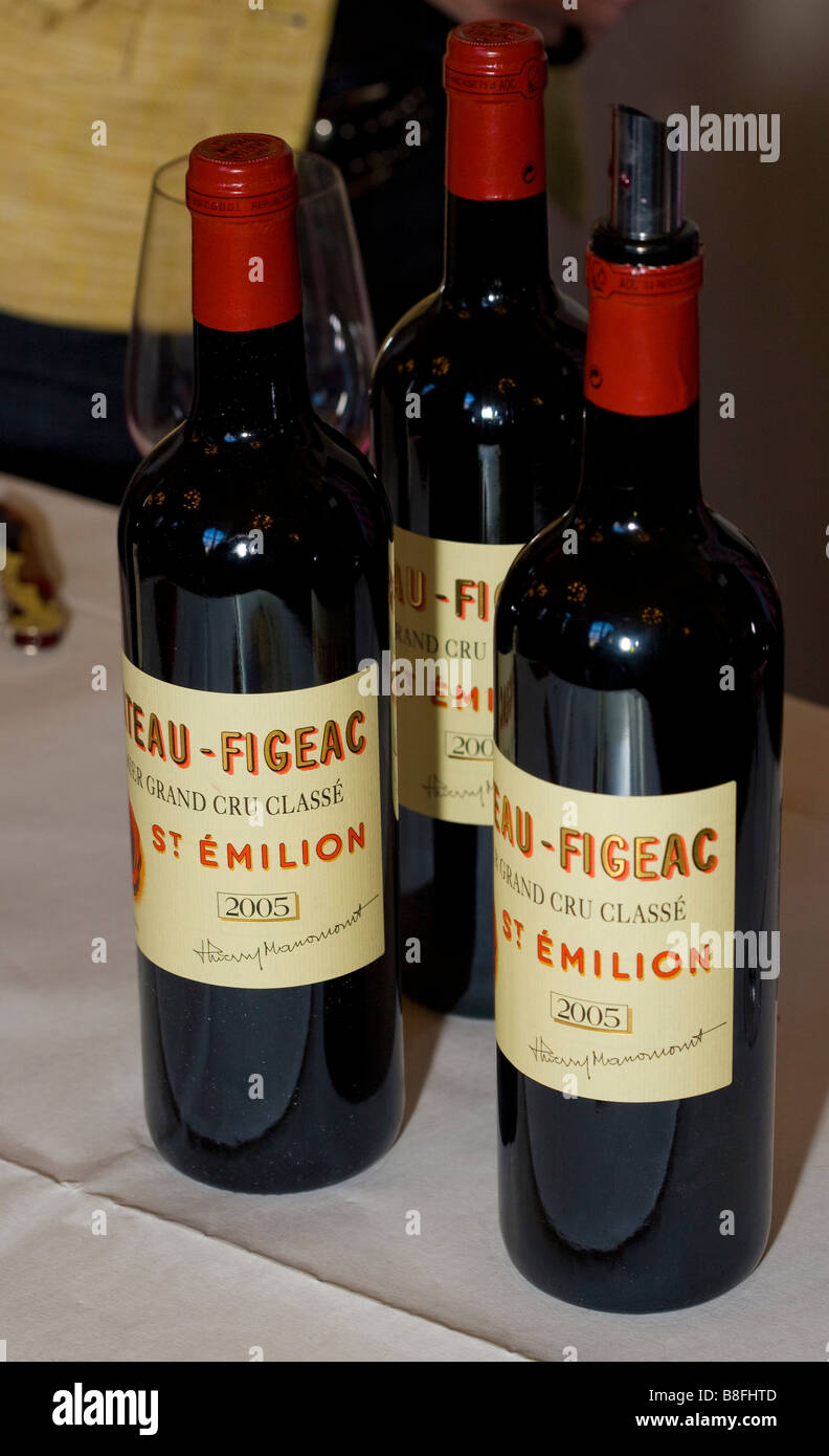 bottles of wine Grand Cru Classé en 1855 Stock Photo - Alamy