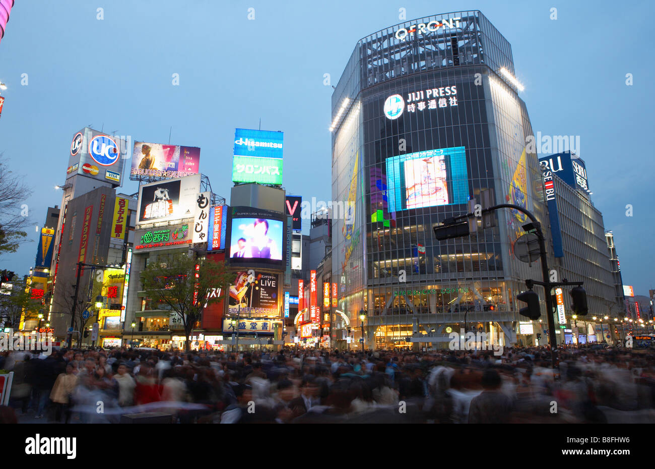JAPAN TOKYO SHIBUYA HACHIKO SQUARE BUSY PEDESTRIAN CROSSING Stock Photo ...