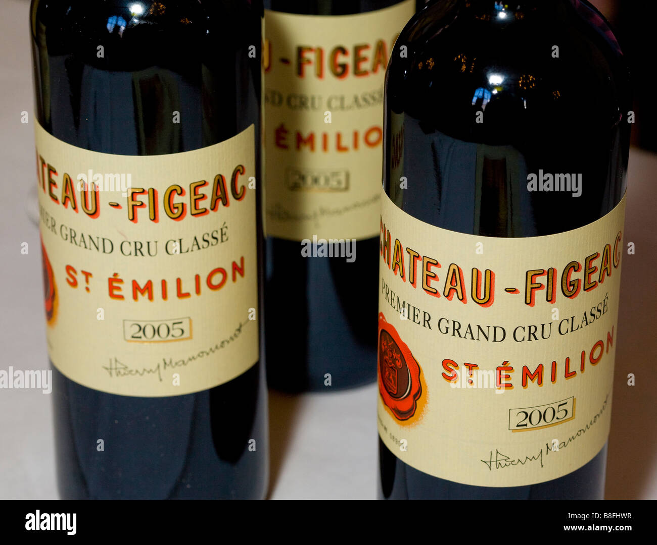 bottles of wine Grand Cru Classé en 1855 Stock Photo - Alamy