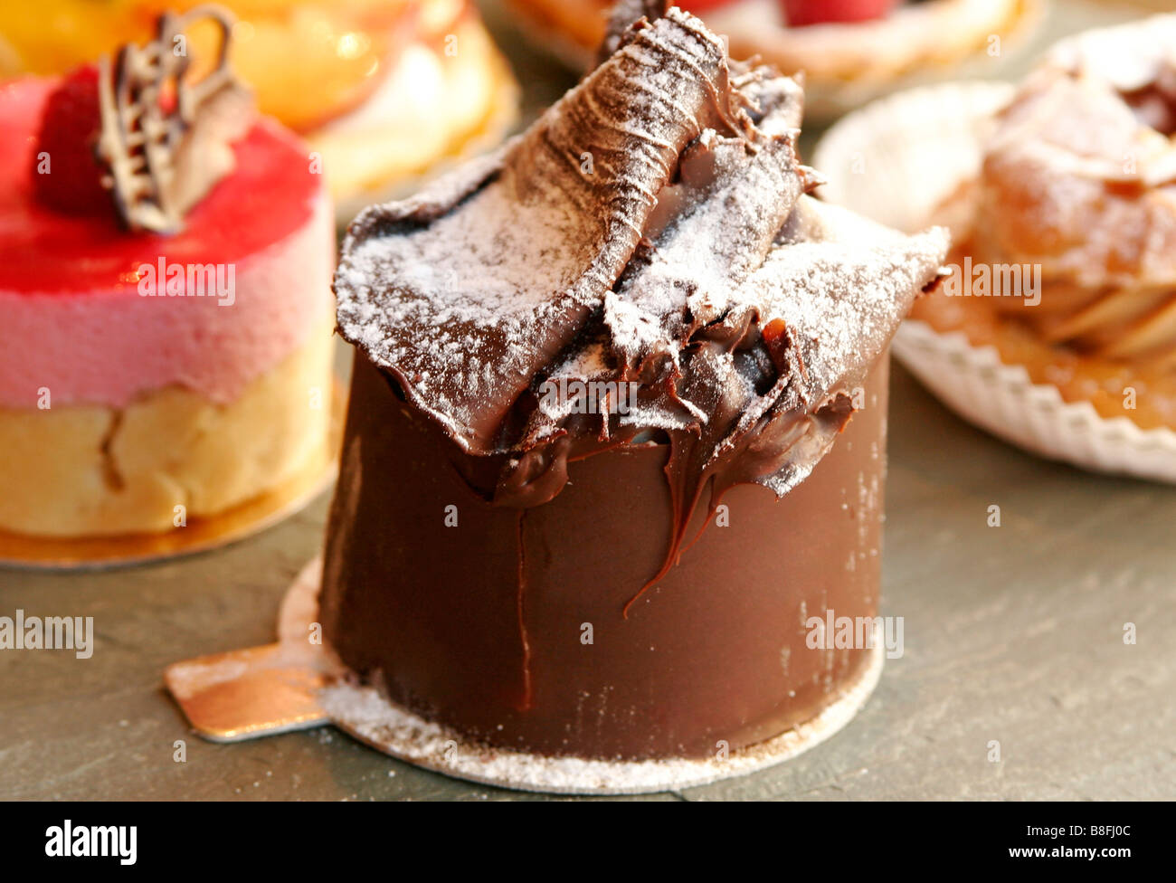 Individual chocolate mousse cake hi-res stock photography and images ...