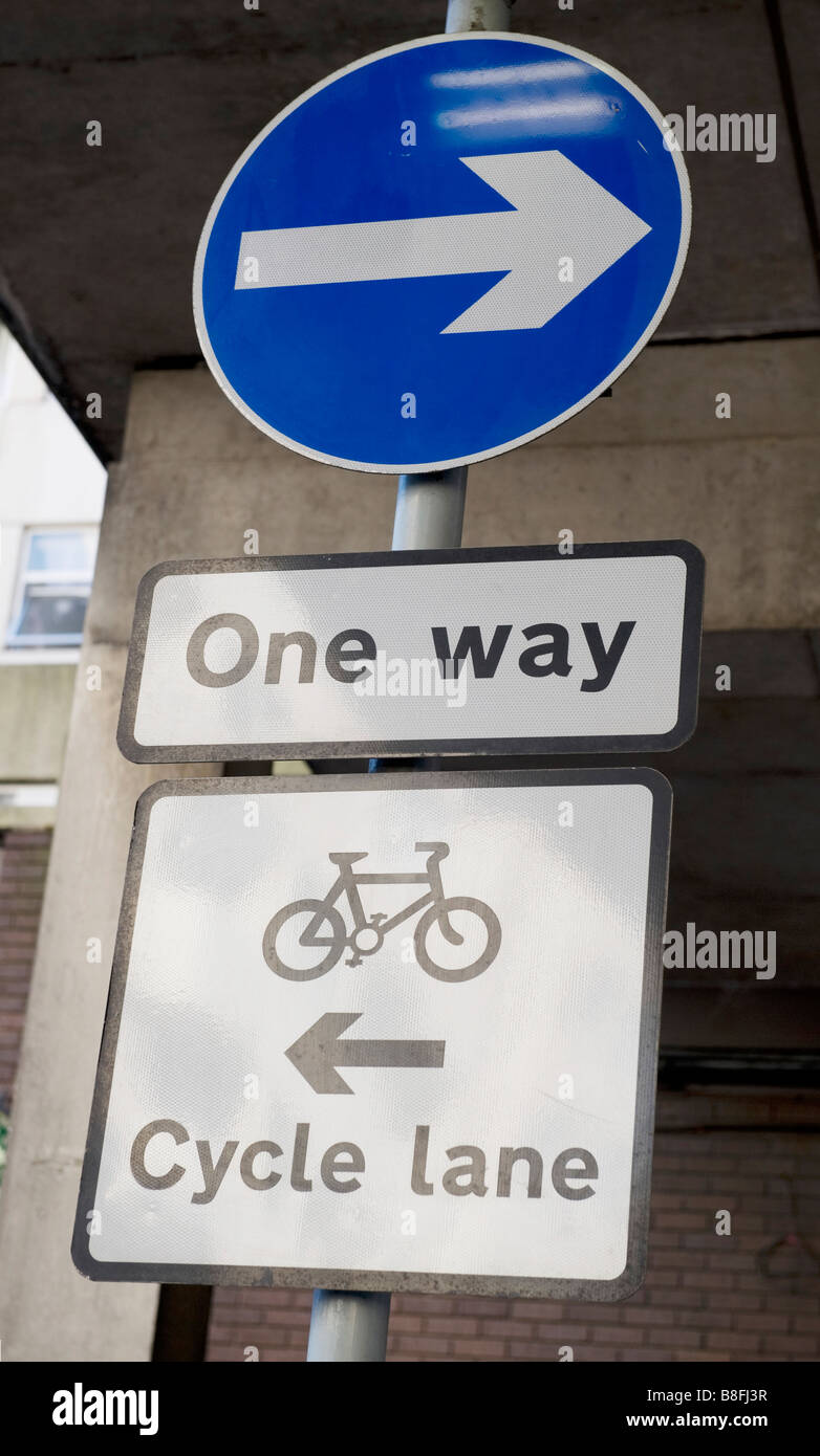Cycle lane arrow sign hi-res stock photography and images - Alamy
