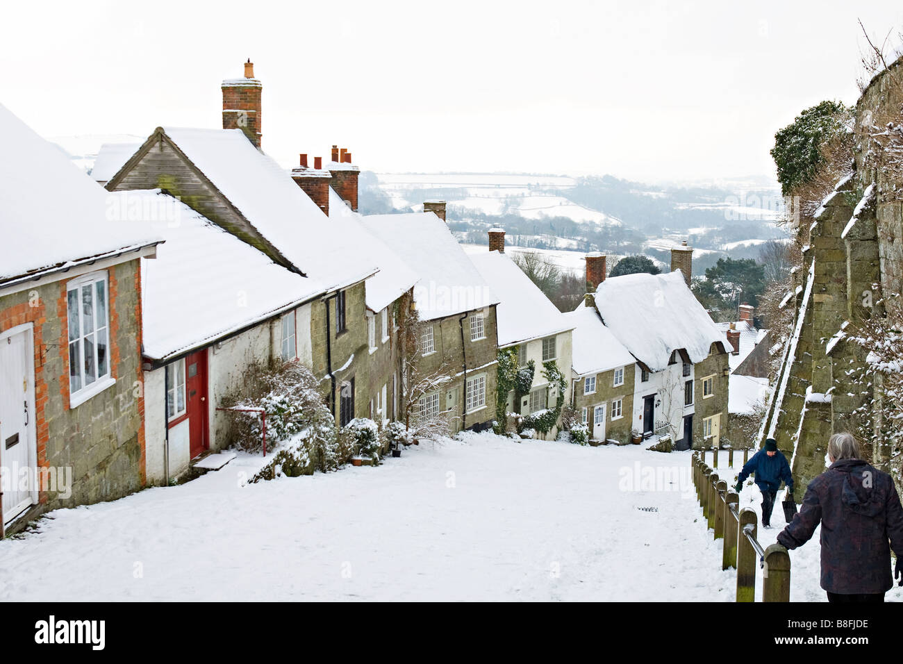 Gold hill snow shaftesbury hi-res stock photography and images - Alamy