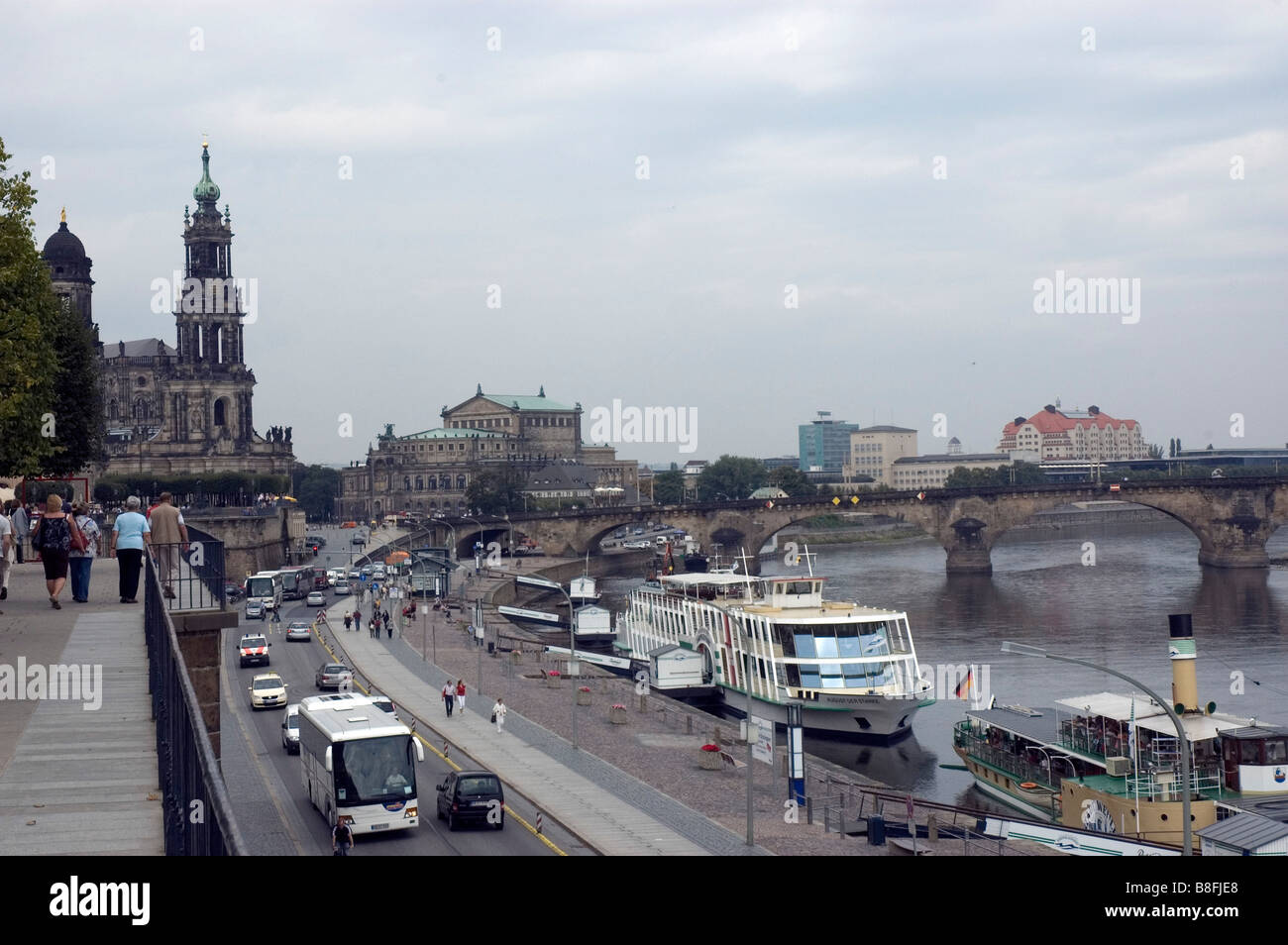 Cities with rivers hi-res stock photography and images - Alamy