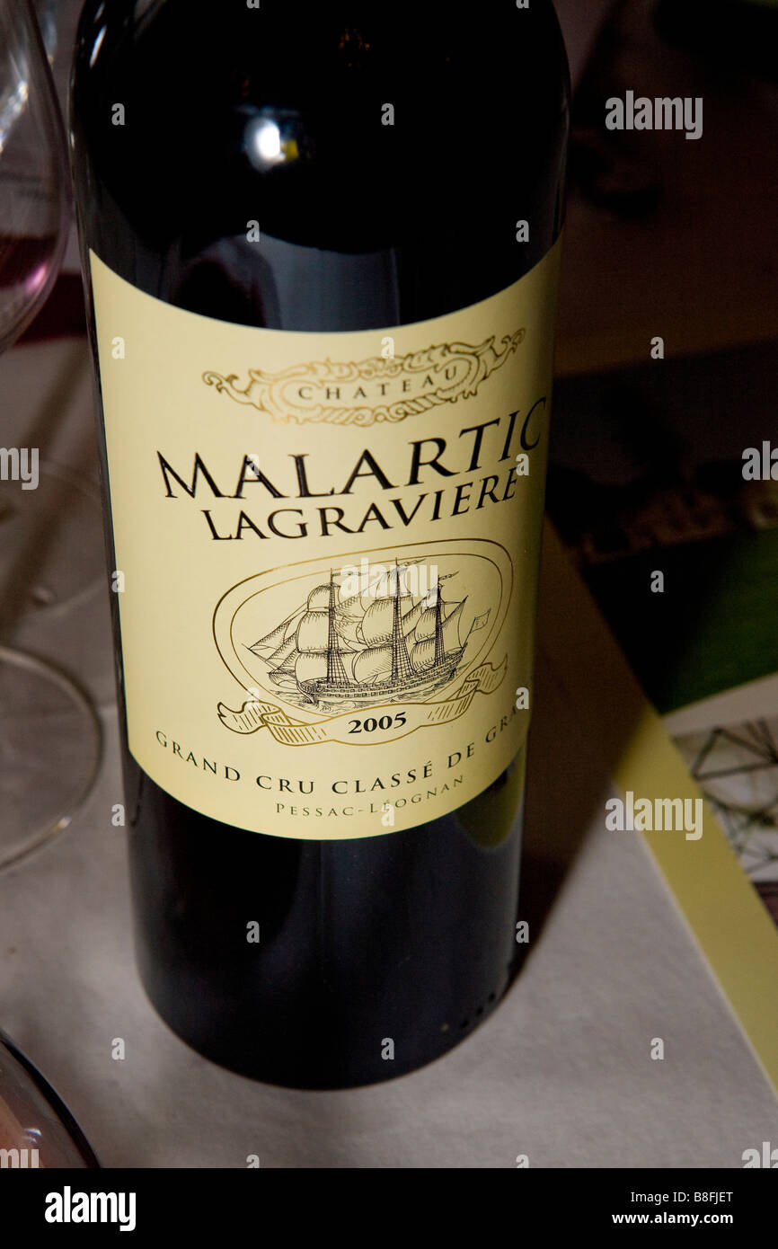 bottle of wine Grand Cru Classé de Graves Stock Photo - Alamy