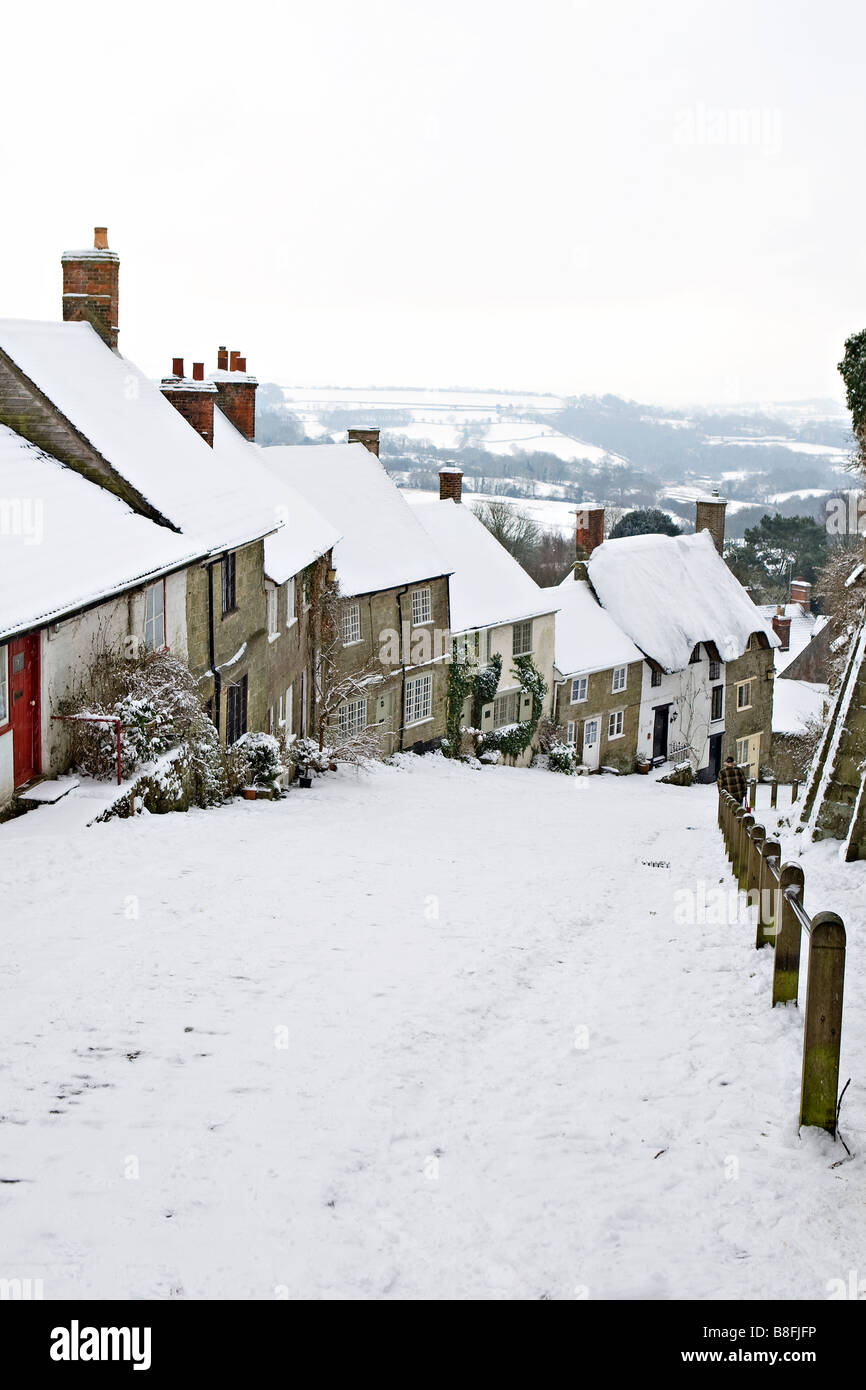 Gold Hill Shaftesbury in the snow Stock Photo - Alamy