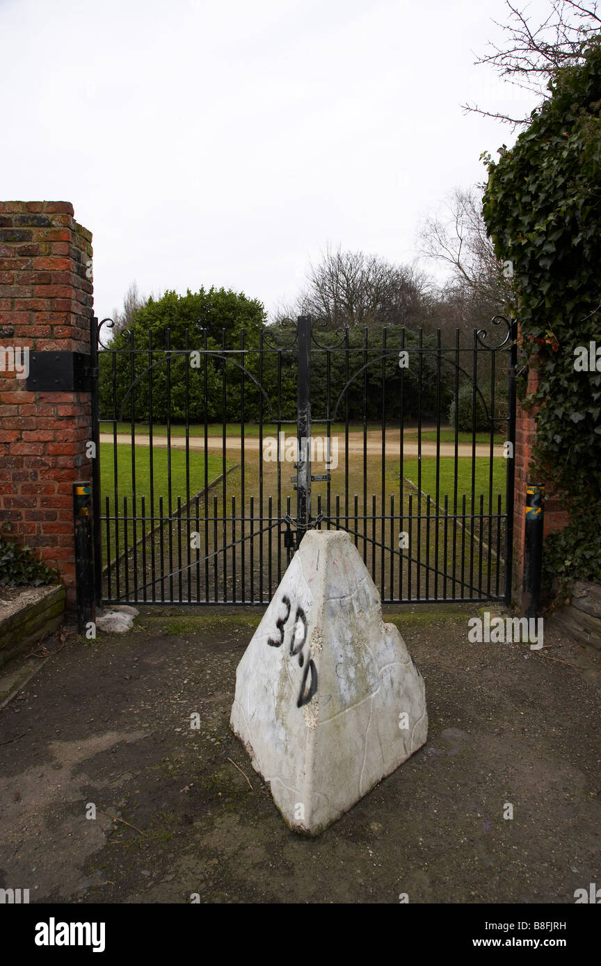 Entrance gate obstruction security stop stopping stopper barrier ...