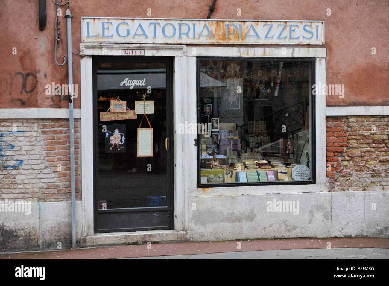 Venice shop front Stock Photo - Alamy