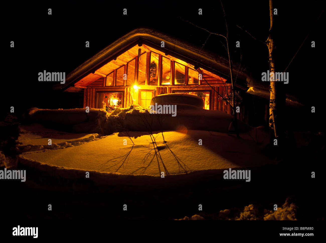 Log cabin northern canada hi-res stock photography and images - Alamy