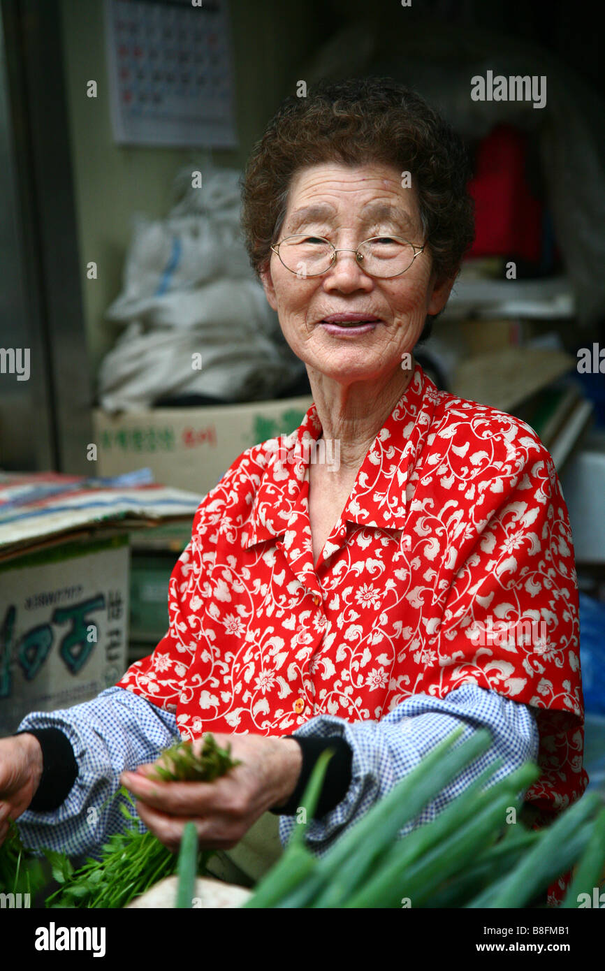 Mature south korean woman hi-res stock photography and images - Alamy