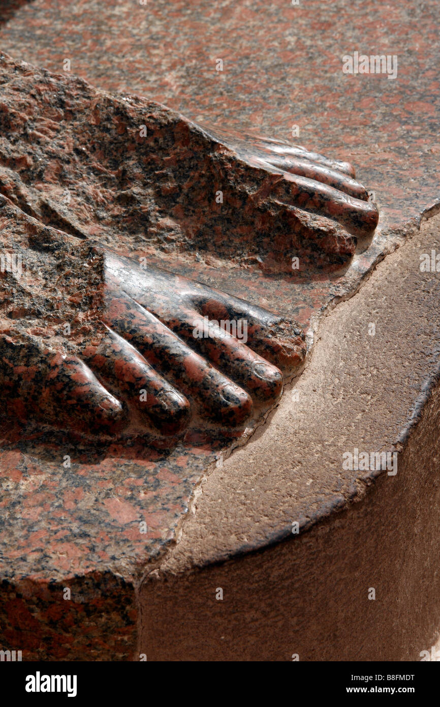 Statue feet desert hi-res stock photography and images - Alamy