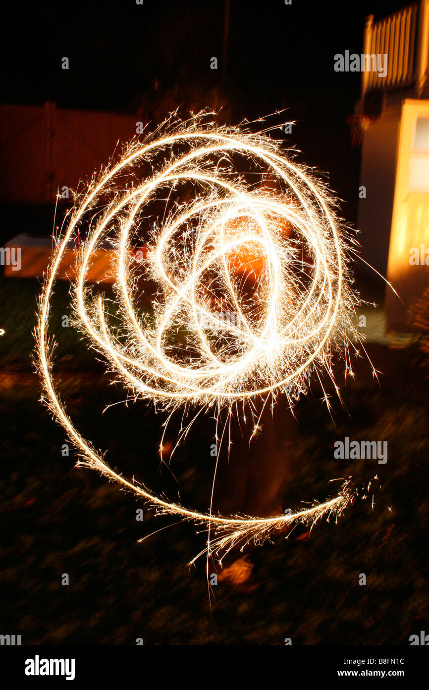 Children around bonfire hi-res stock photography and images - Alamy