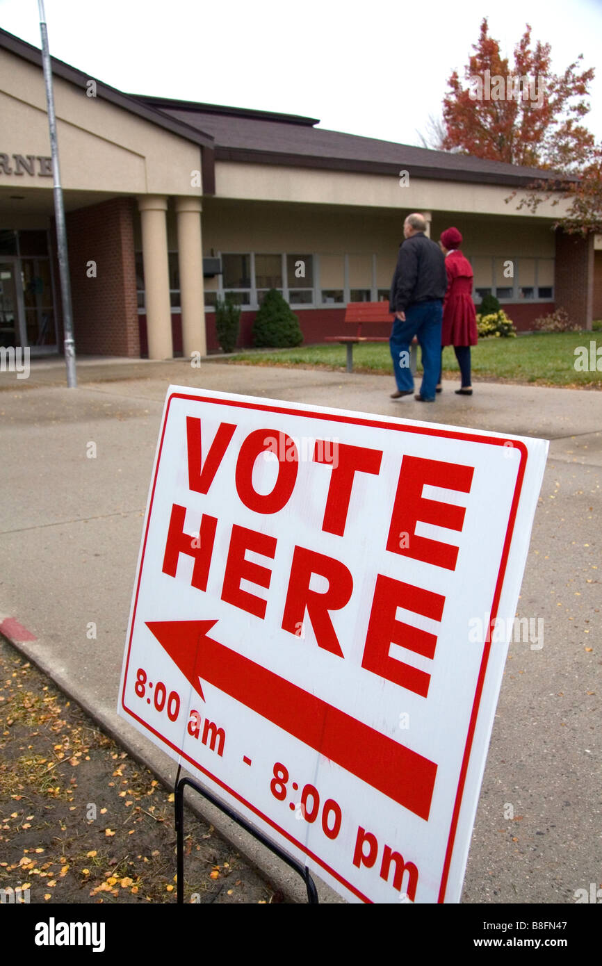 Vote station hi-res stock photography and images - Alamy