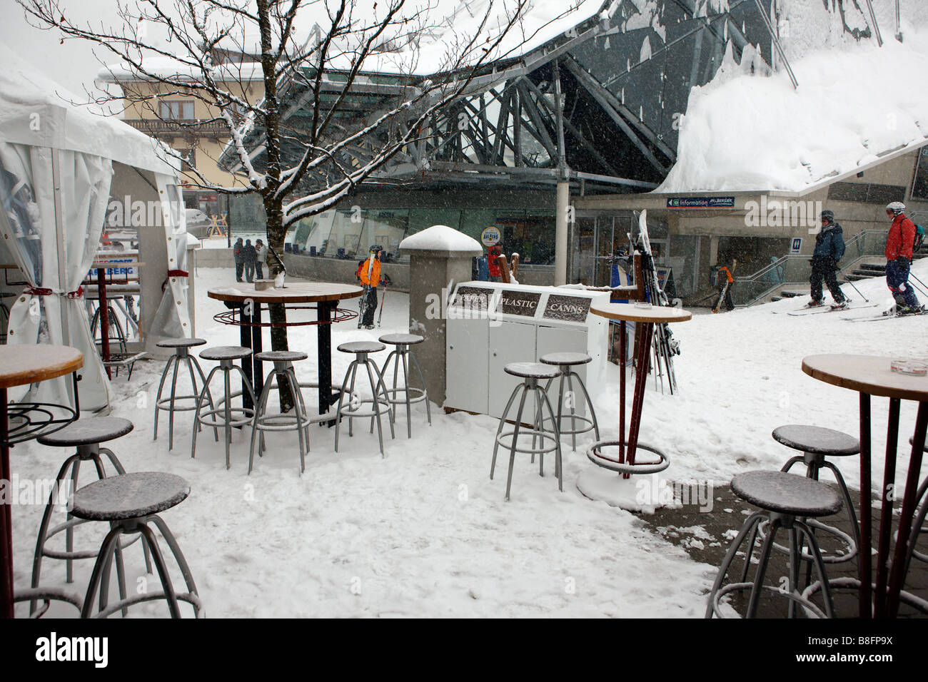 Empty cafe snow hi-res stock photography and images - Alamy