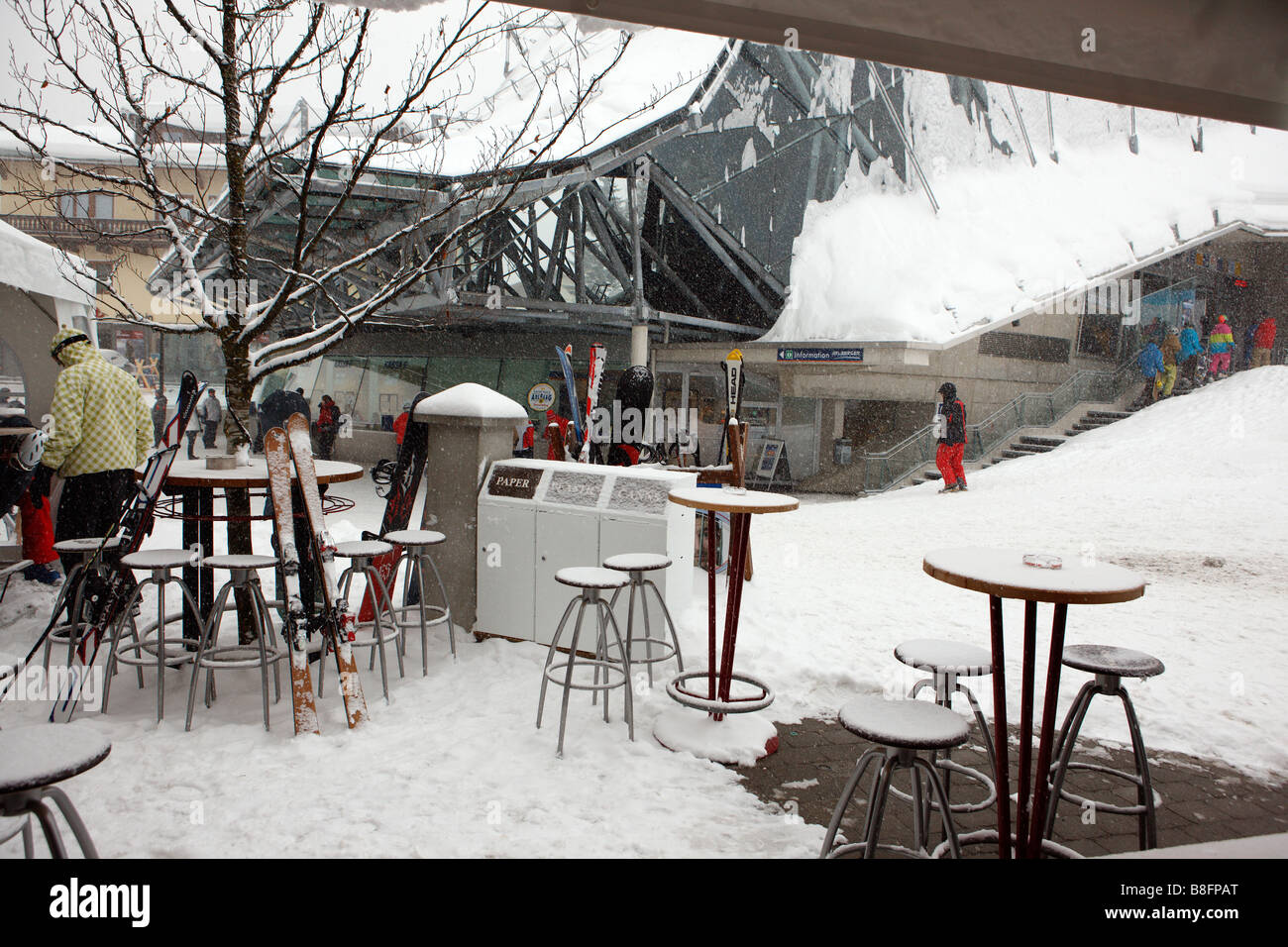 Empty cafe snow hi-res stock photography and images - Alamy