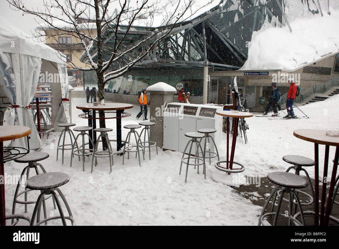 Empty cafe snow hi-res stock photography and images - Alamy