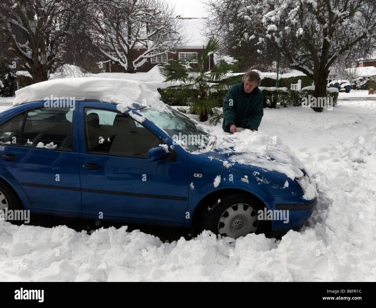 Man clearing snow from car hi-res stock photography and images - Alamy