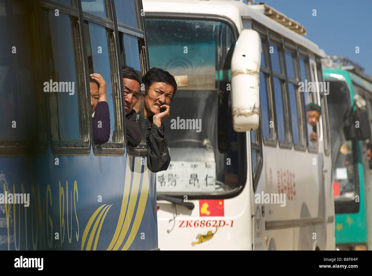 Bus passengers looking out of window hi-res stock photography and ...