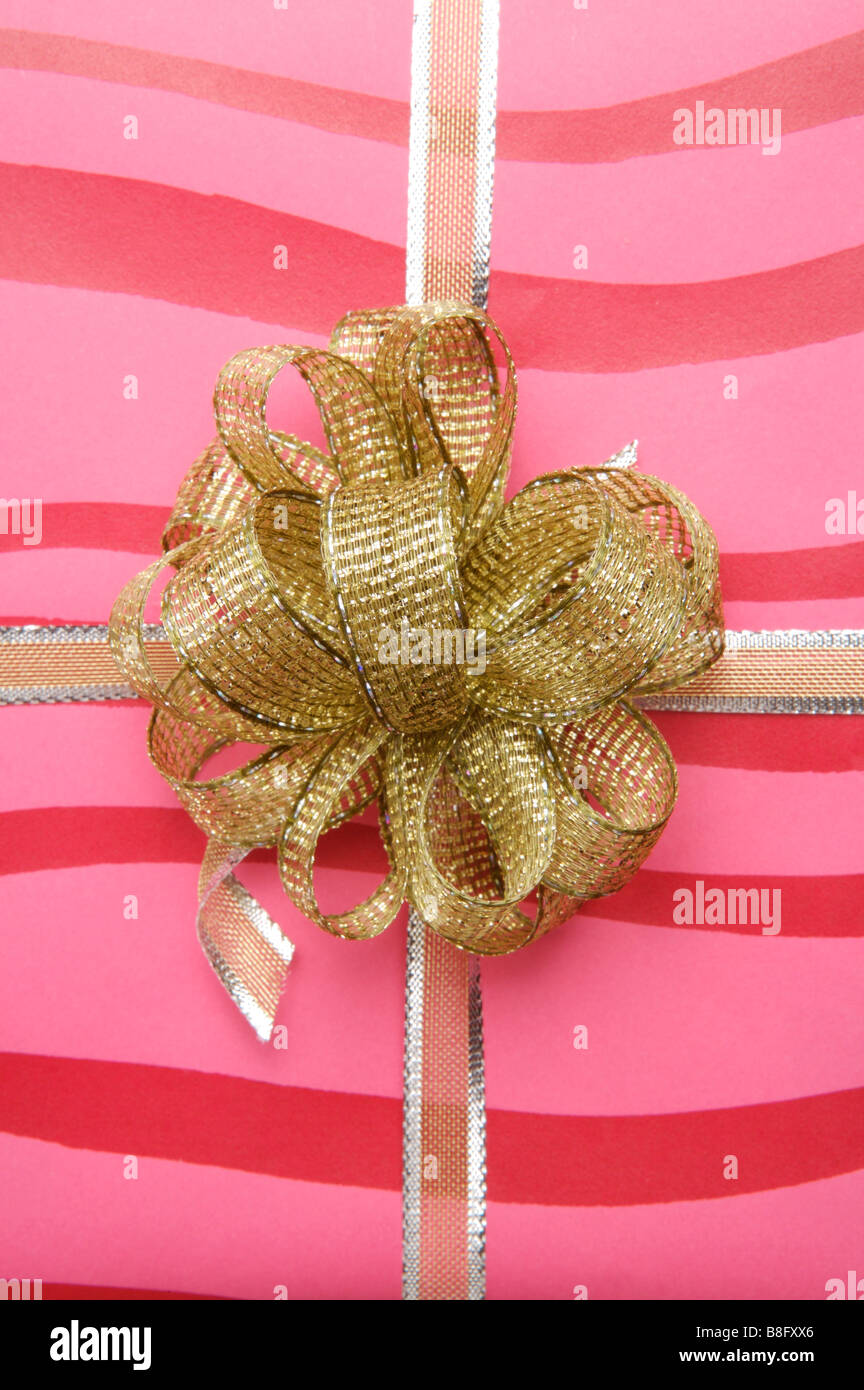 Close up of a golden tied knot on the wrapping paper Stock Photo - Alamy