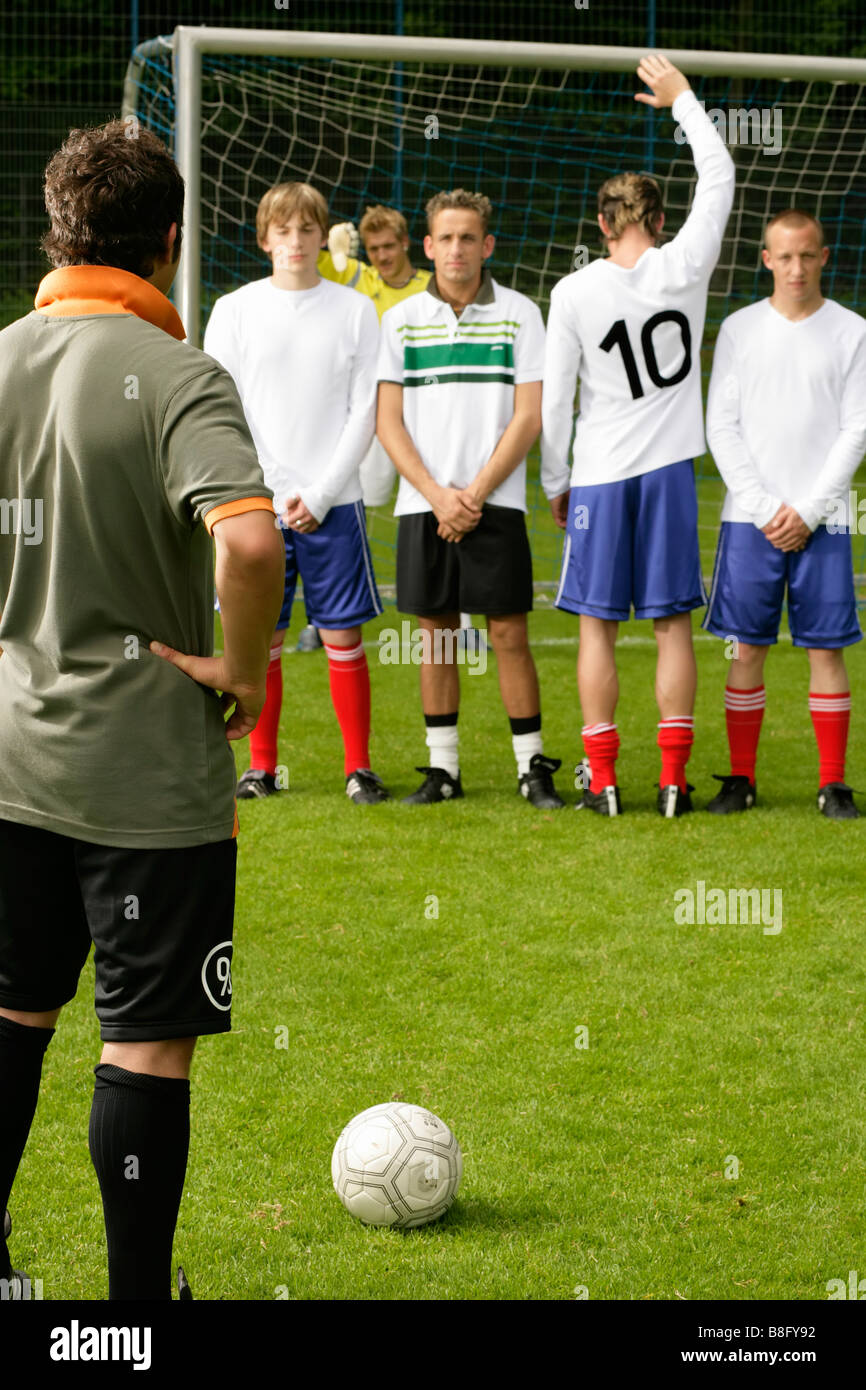 Free kick men hi-res stock photography and images - Alamy