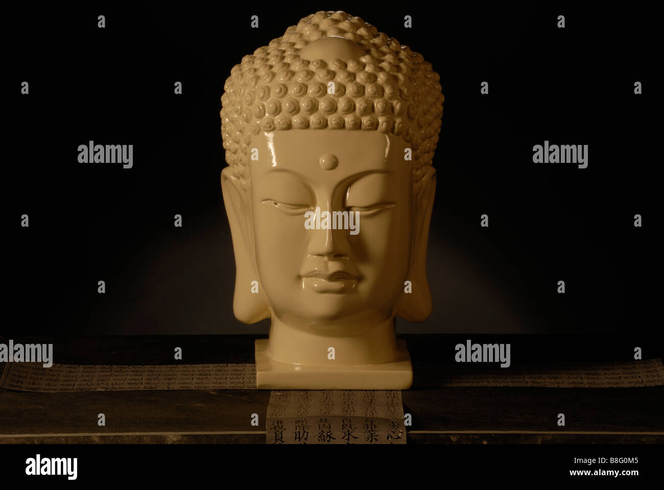 White budda statue hi-res stock photography and images - Alamy