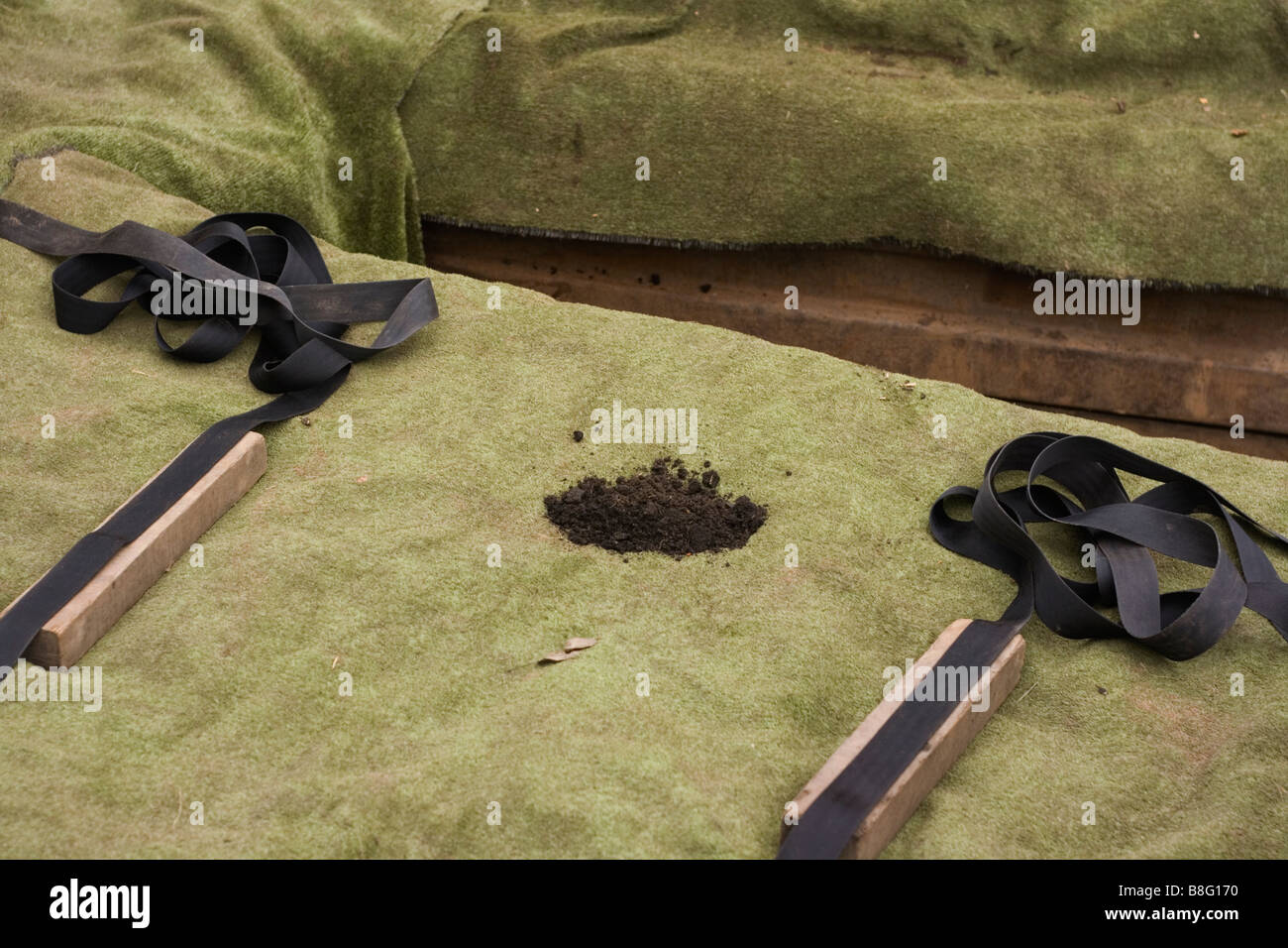 Freshly dug grave hi-res stock photography and images - Alamy