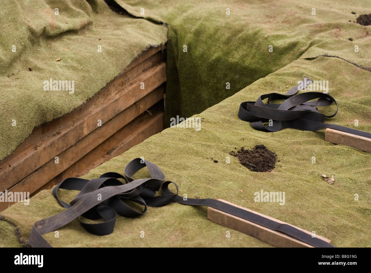 Freshly dug grave hi-res stock photography and images - Alamy