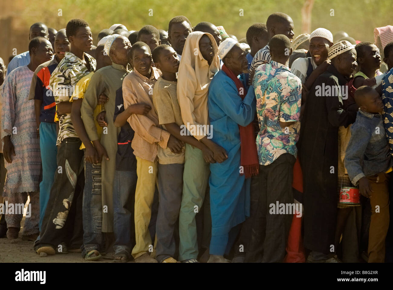 People in queue for food hi-res stock photography and images - Alamy