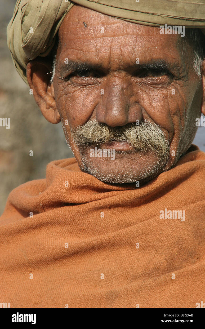 Indian man waits at a Chai stop Stock Photo - Alamy