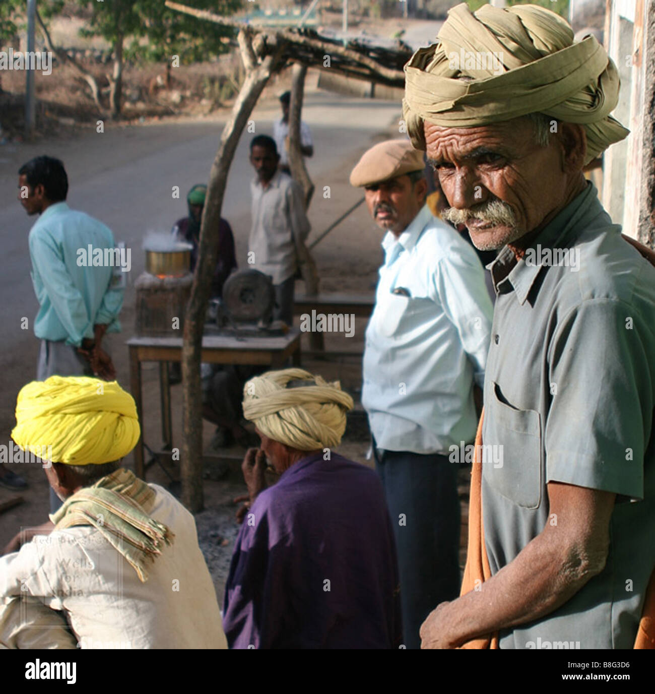 Indian man waits at a Chai stop Stock Photo - Alamy