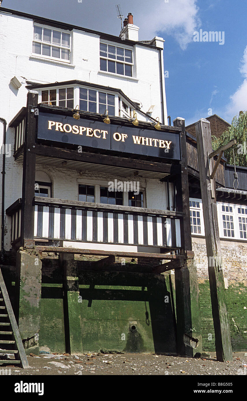 London, The Prospect of Whitby, Thames-side pub, Wapping, viewed from ...