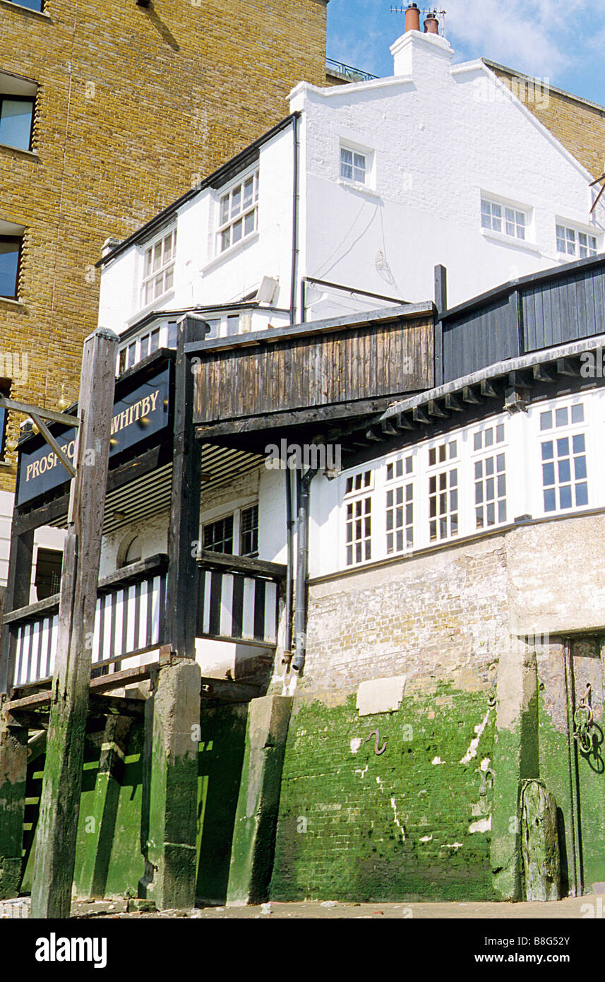 London, The Prospect of Whitby, Thames-side pub, Wapping, viewed from ...