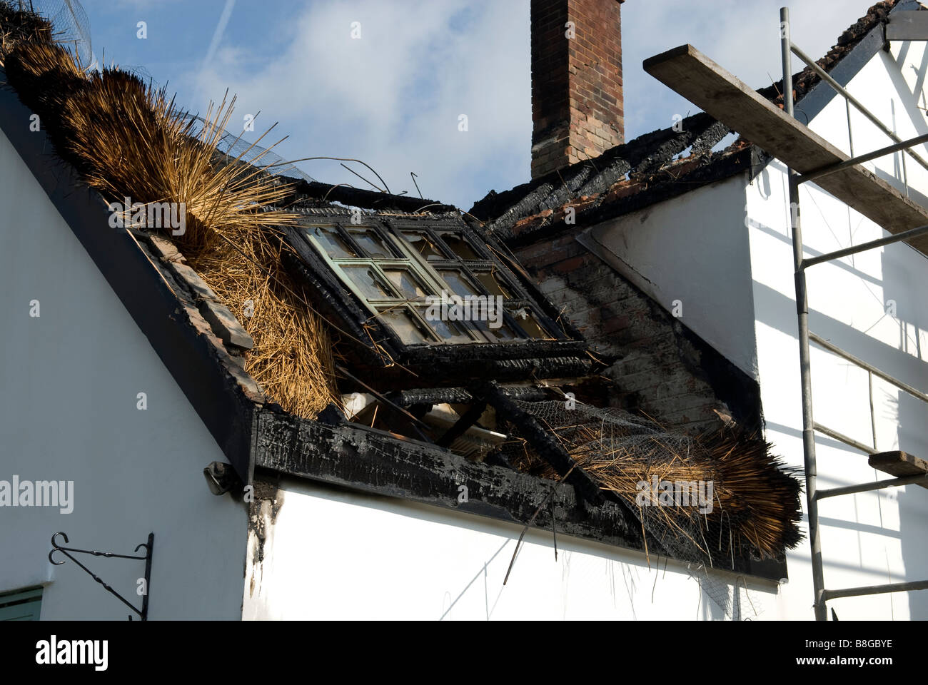 Thatched cottage fire firefighters thatched hi-res stock photography ...