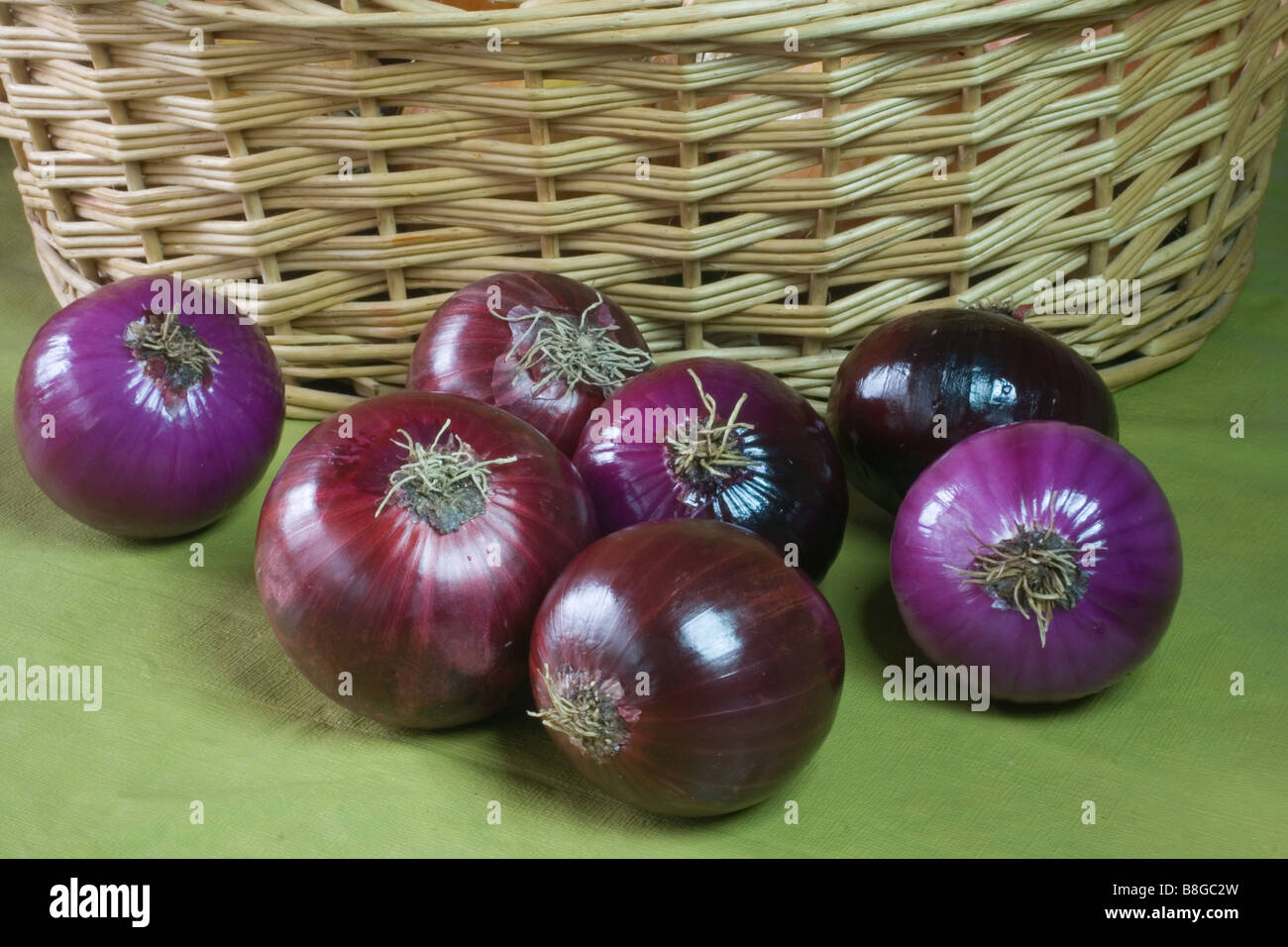 Red and green onions hi-res stock photography and images - Alamy