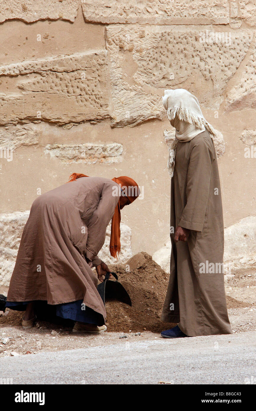 Egyptian temple worker hi-res stock photography and images - Alamy