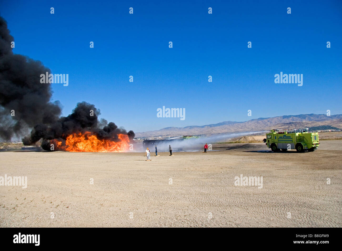 Jet fuel truck hi-res stock photography and images - Alamy